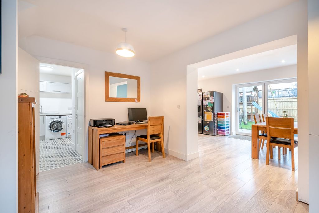 Latton Close, Southmoor OX13, 4 bed end terrace house for sale, £ ...