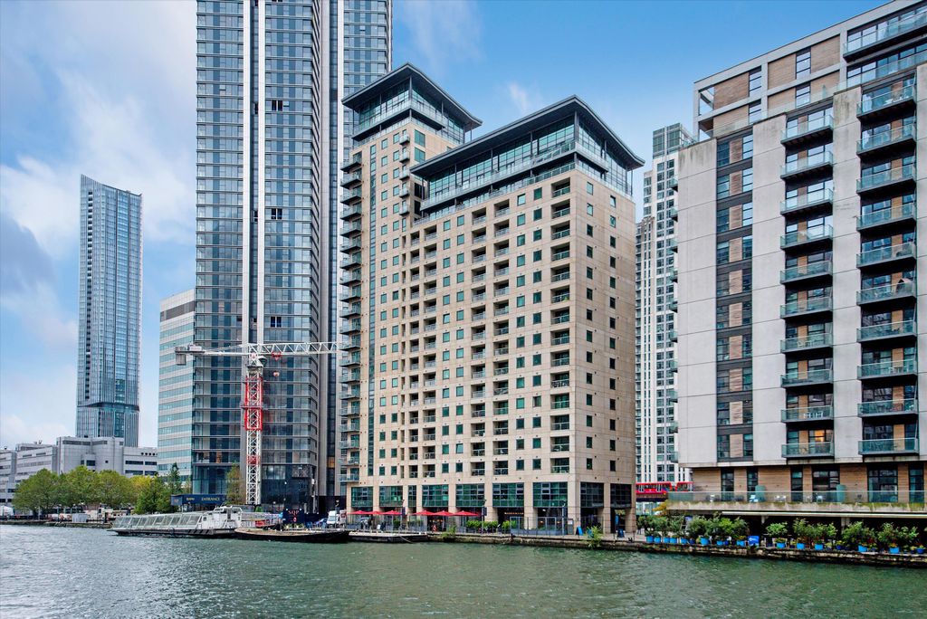 Discovery Dock Apartments East, South Quay Square, London E14, 2 bed ...