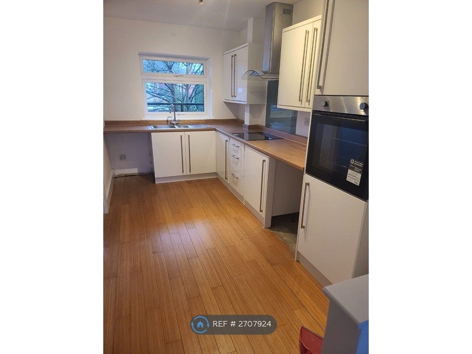 Chestnut House, Crowthorne RG45, 2 bed flat to rent, £1,250 pcm ...