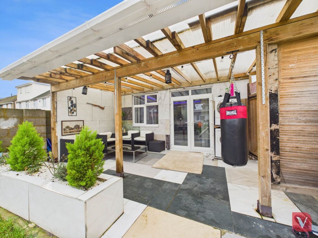 Runfold Avenue, Luton LU3, 3 bed terraced house for sale, £375,000 ...