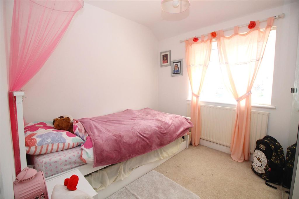 Crossways, Three Bridges, Crawley RH10, 4 bed semi-detached house for ...
