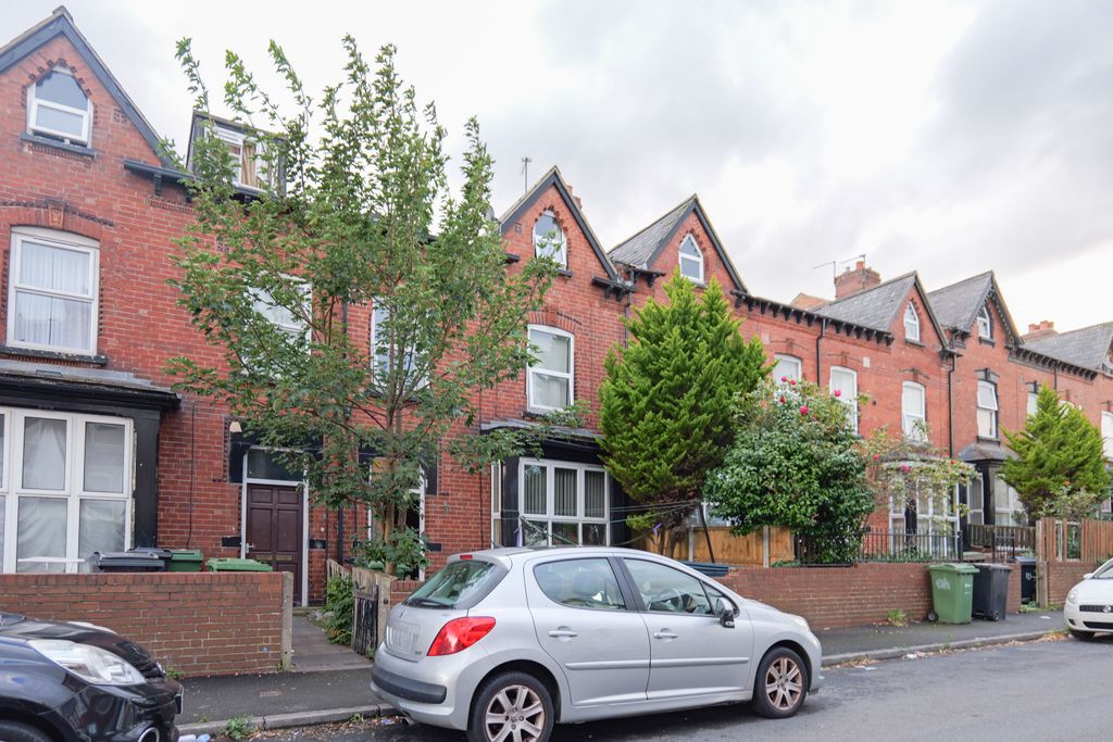 Hamilton Avenue, Leeds LS7, 3 bed flat for sale, £140,000 | PrimeLocation