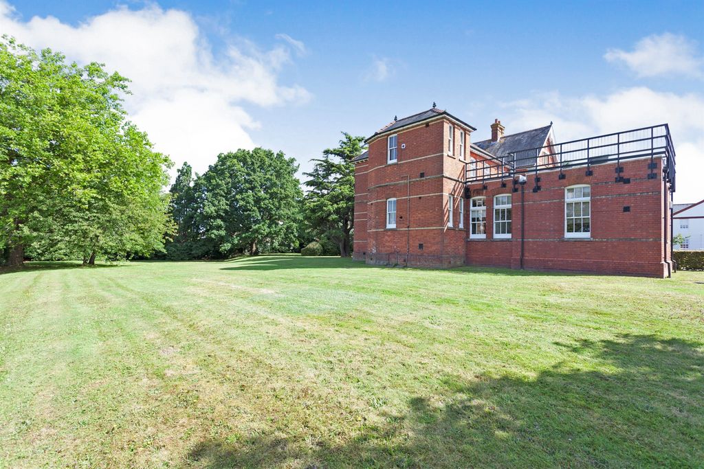 Oak Tree Way, Horsham RH13, 2 bed flat for sale, £250,000 | PrimeLocation