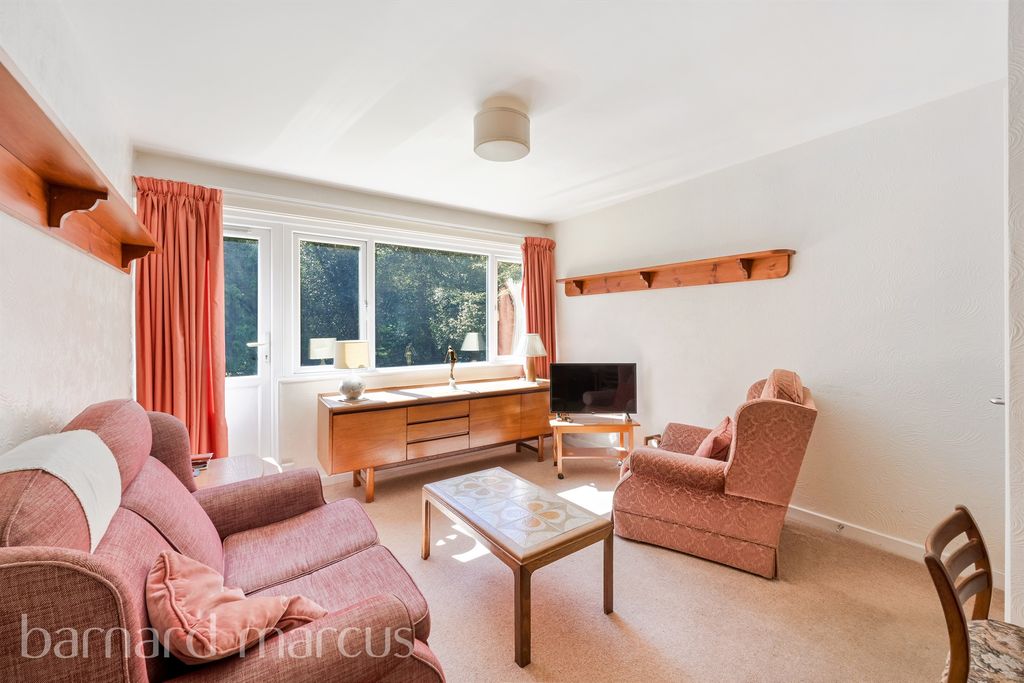 East Hill, Oxted RH8, 2 bed flat for sale | PrimeLocation