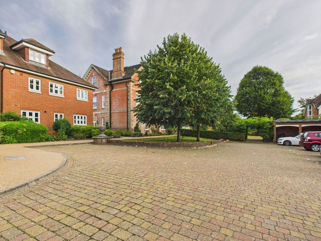 Blackhorse Way, Horsham RH12, 2 bed flat for sale, £385,000 | PrimeLocation