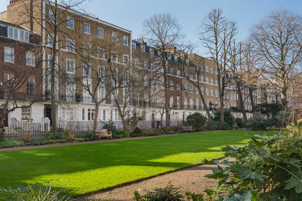 Brompton Square, Knightsbridge, London SW3, Knightsbridge,, 2 bed flat ...