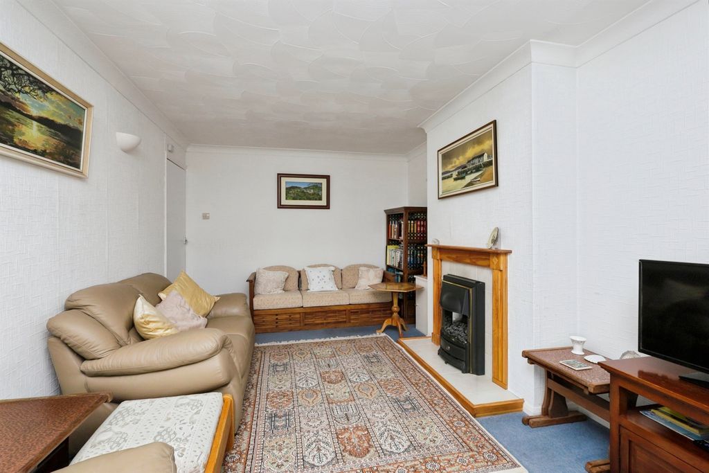 Martletts, Eastbourne BN22, 2 bed flat for sale, £200,000 | PrimeLocation