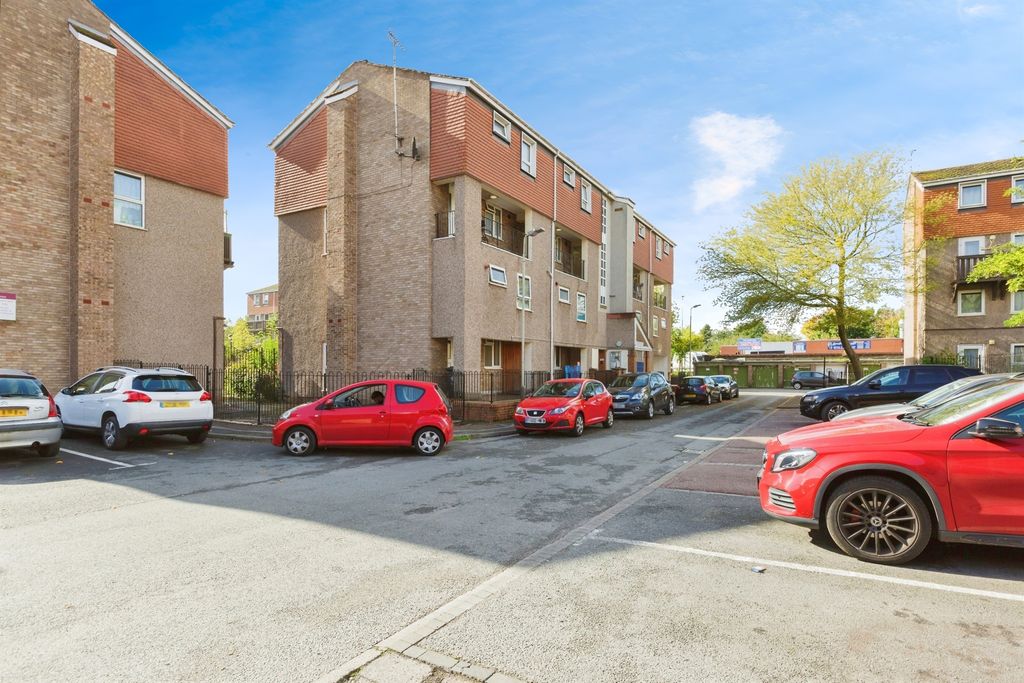 Vostock Close, Leicester LE2, 3 bed maisonette for sale, £220,000 ...