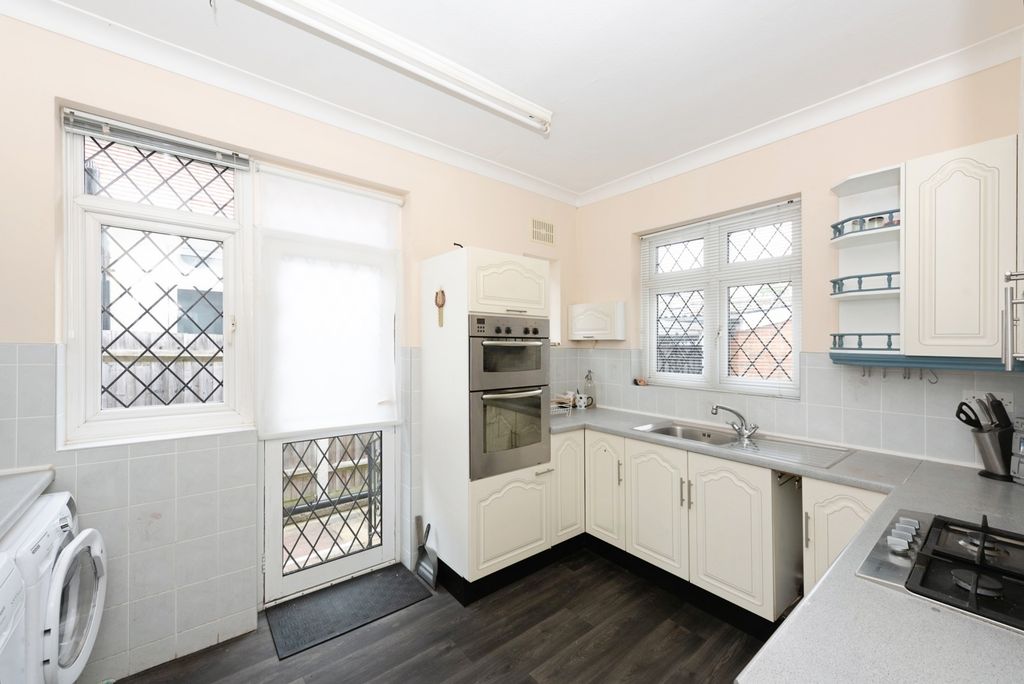 The Warren, Worcester Park, Surrey KT4, 2 bed bungalow for sale, £ ...