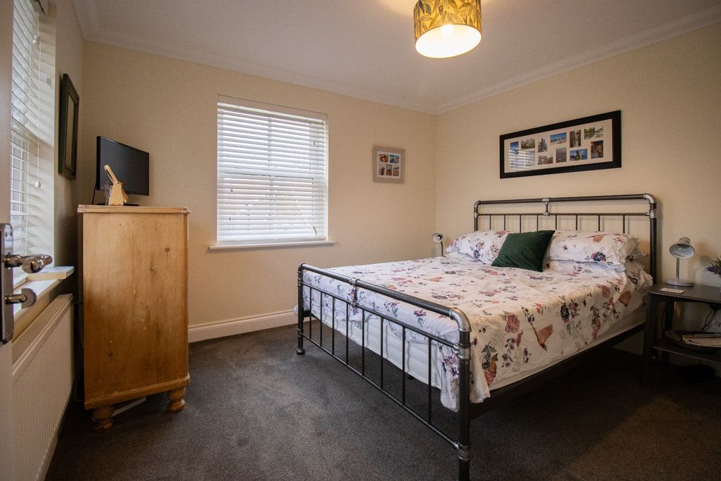 2 Chalk River Road, Hunstanton, Norfolk PE36, 2 bed flat for sale, £ ...