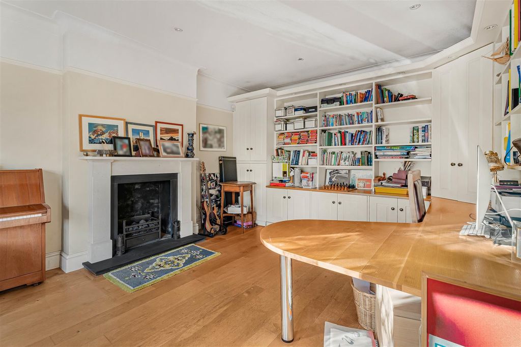 Aldenham Avenue, Radlett WD7, 4 bed detached house for sale, £1,695,000 ...