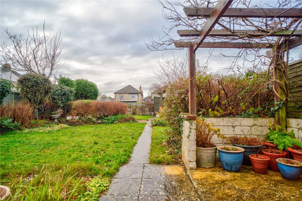 Sandown Avenue, Lakeside, Swindon, Wiltshire SN3, 3 bed semi-detached ...