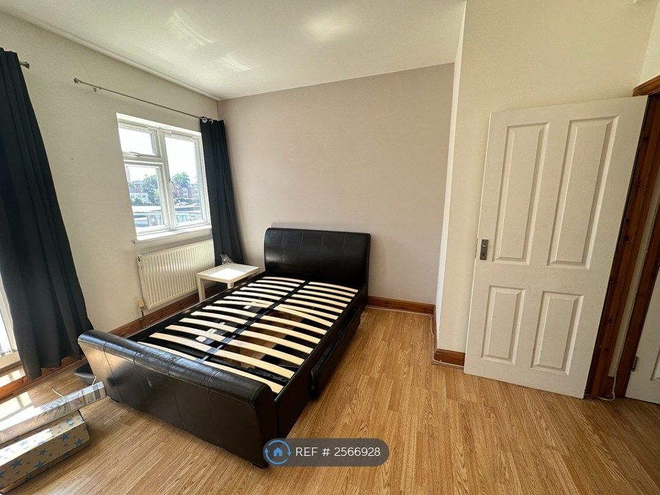 High Street, Slough SL1, 1 bed flat to rent, £1,300 pcm | PrimeLocation