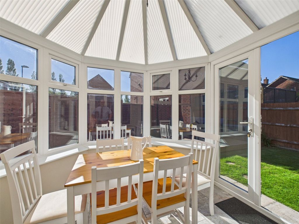 Fylingdales Garden Kingsway, Quedgeley, Gloucester, Gloucestershire GL2 ...