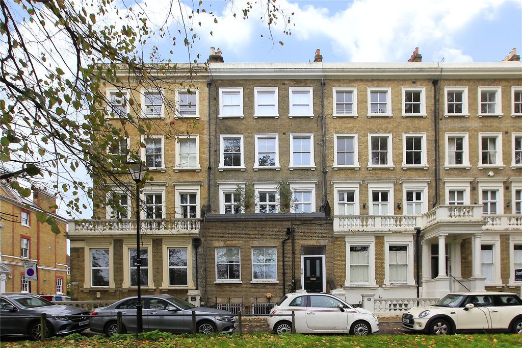Clapham Common South Side, Clapham SW4, 2 bed flat to rent, £2,750 pcm ...