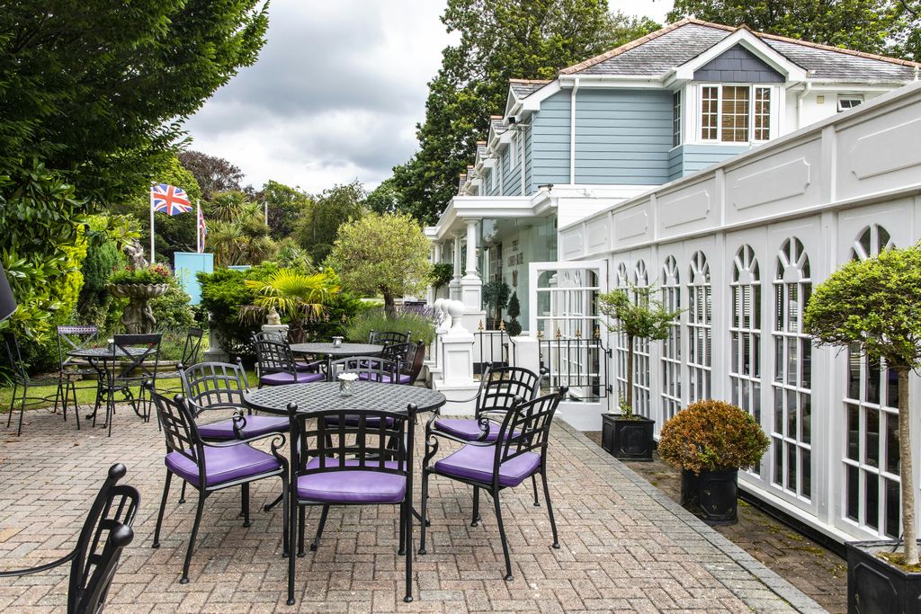 The Lord Bute, 181-185 Lymington Road, Christchurch BH23, Hotel for ...