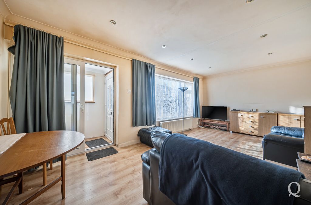 Cherryfields, Sittingbourne, Kent ME10, 2 bed bungalow for sale, £ ...