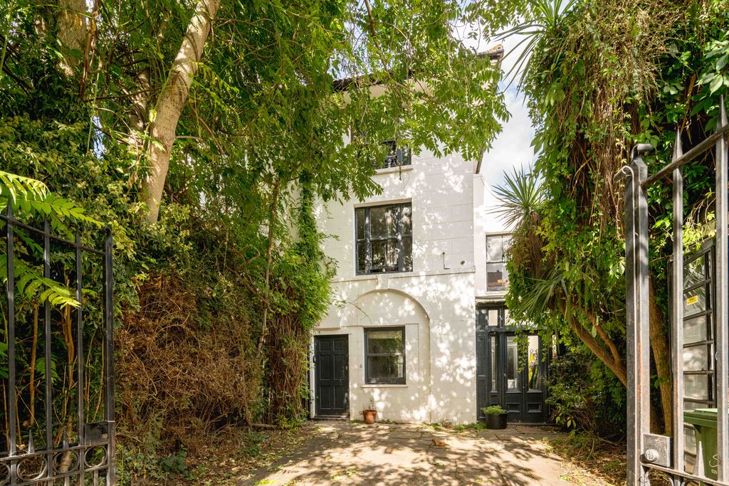 Southampton Way, London SE5, 2 bed flat for sale, £450,000 | PrimeLocation