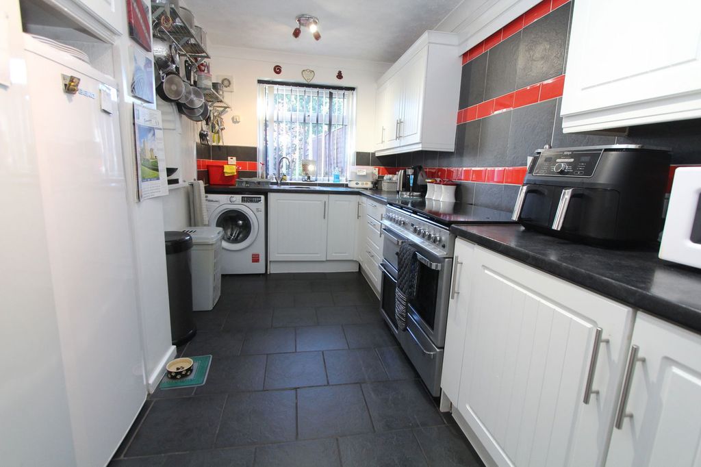 Robin Hood Road, Quarry Bank, Brierley Hill DY5, 2 bed semi-detached ...