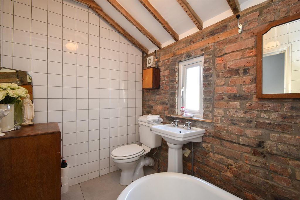 Devonshire Square, Bexhill-On-Sea TN40, 2 bed flat to rent, £1,050 pcm ...
