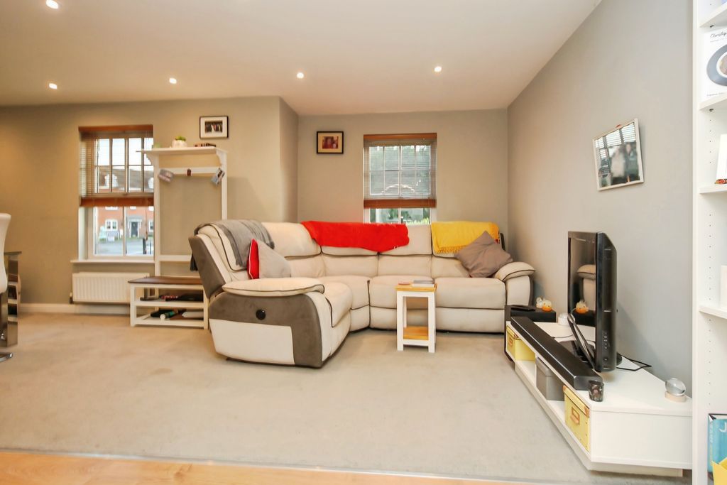 Morecroft Drive, Warwick CV34, 2 bed flat for sale, £215,000 ...