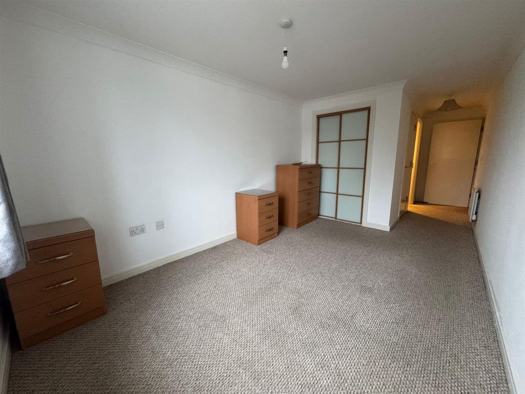 Wolf Lane, Windsor SL4, 2 bed flat for sale, £290,000 | PrimeLocation