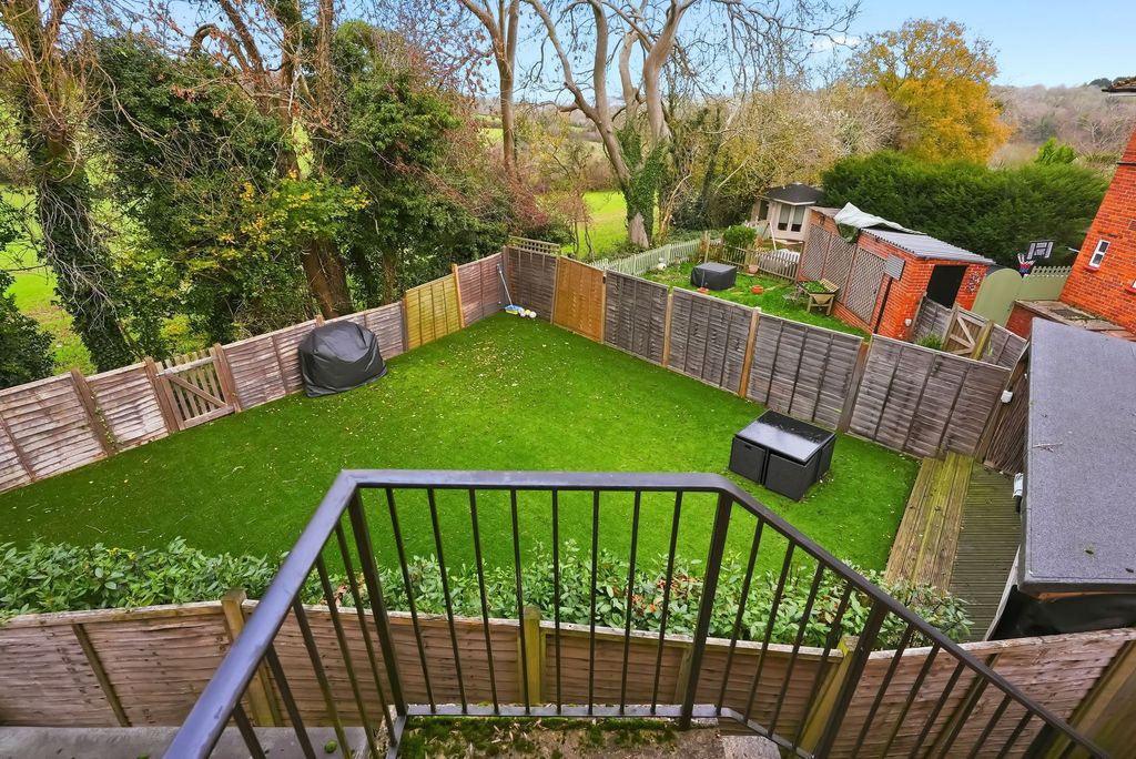 Maple Way, Coulsdon CR5, 2 bed maisonette for sale, £375,000 ...