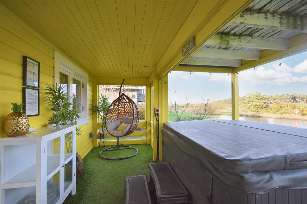 Fairway Lakes, Caldecott Hall, Fritton, Great Yarmouth NR31, 2 bed ...
