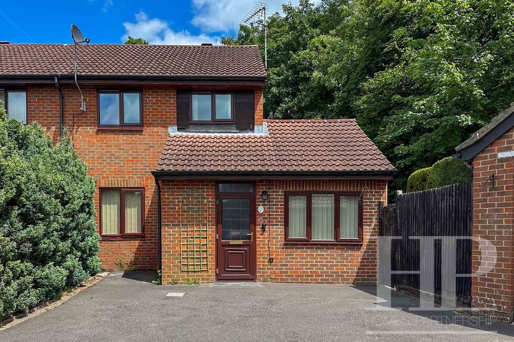 Chevening Close, Crawley RH11, 4 bed semi-detached house for sale, £ ...