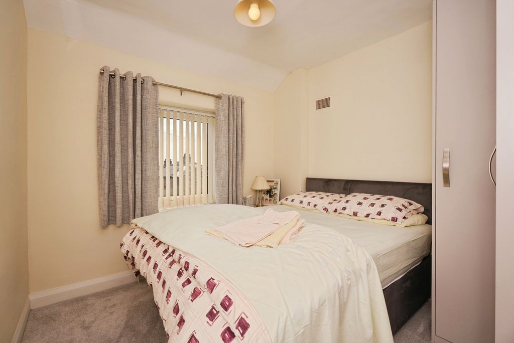Mile Cross Gardens, Halifax, West Yorkshire HX1, 2 bed end terrace ...