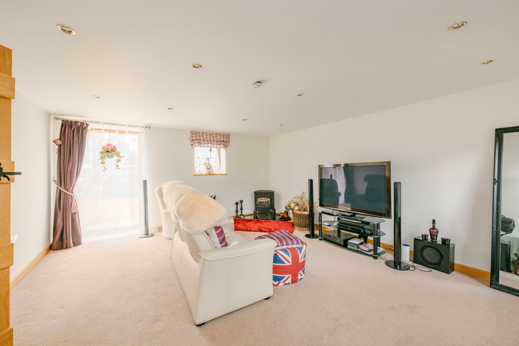 Breaden Heath, Whitchurch SY13, 6 bed barn conversion for sale, £ ...