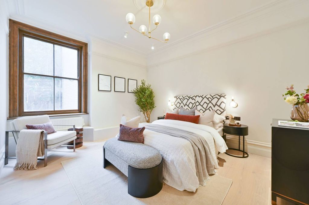Southampton Row, Bloomsbury, London WC1B, 2 bed flat for sale, £ ...