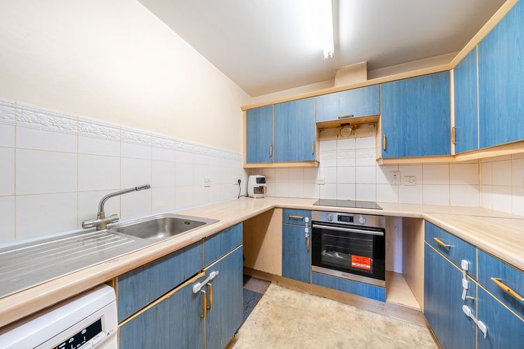 Oak House, Woking, Surrey GU22, 2 bed flat for sale, £275,000 ...