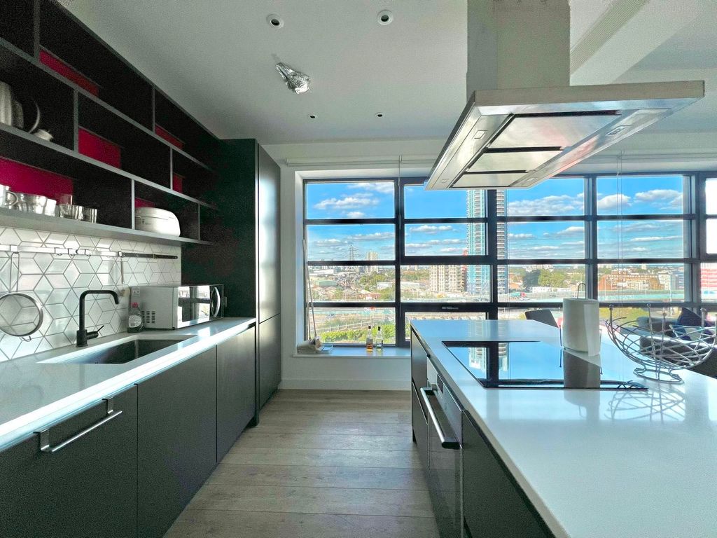 Bridgewater House, Lookout Lane, London E14, 2 bed flat for sale, £ ...