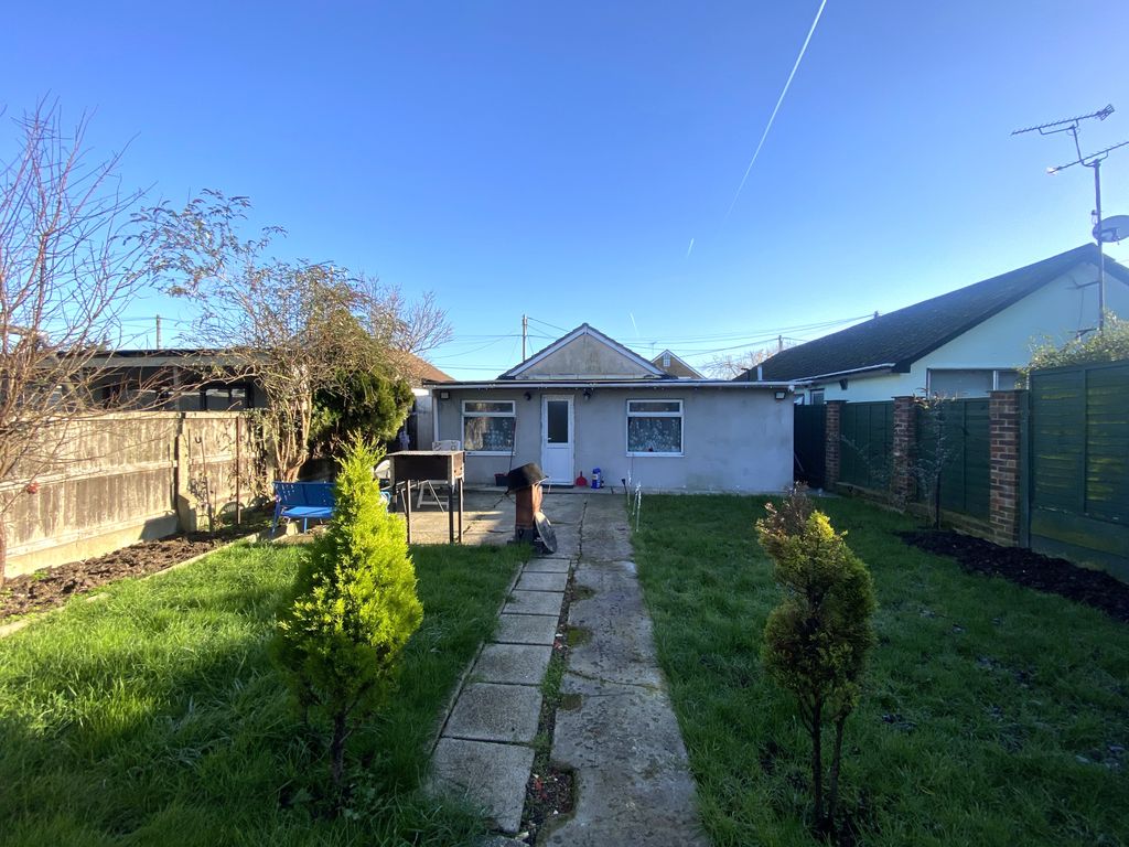 Honiley Avenue, Wickford SS12, 4 bed detached bungalow for sale, £ ...