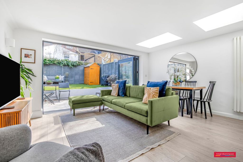 Henslowe Road, London SE22, 2 bed flat for sale, £700,000 | PrimeLocation