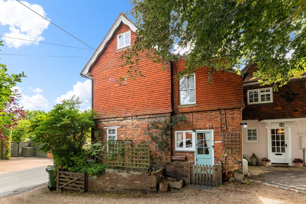 Dippenhall Street, Crondall, Farnham, Hampshire GU10, 4 bed semi ...