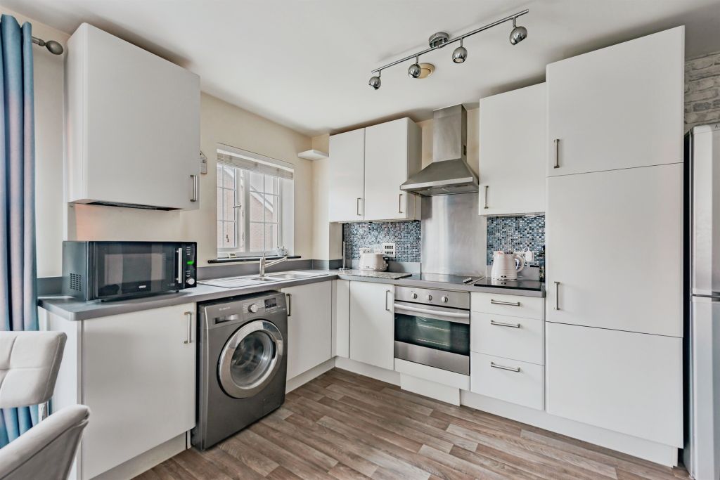 Birch Grove, Felbridge, East Grinstead RH19, 2 bed flat for sale, £ ...