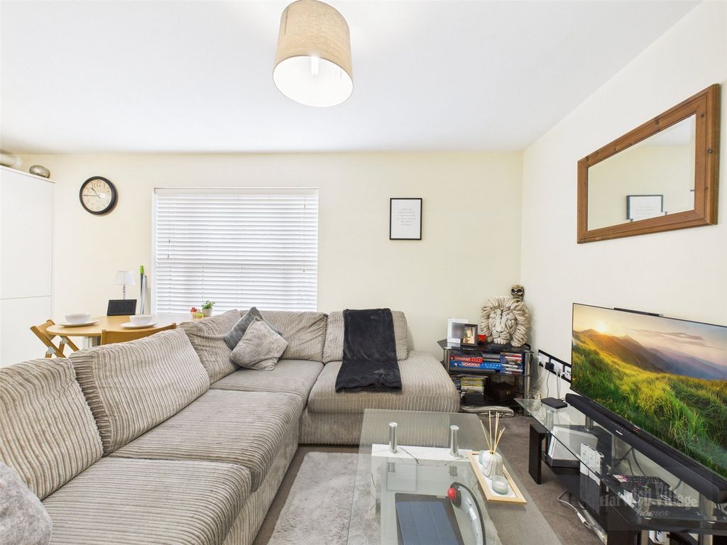 Main Road, Harwich, Essex CO12, 2 bed flat for sale, £135,000 ...