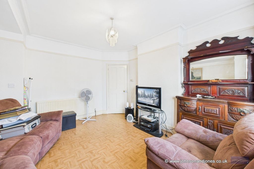 Chertsey Road, Surrey KT15, 5 bed semi-detached house for sale, £ ...