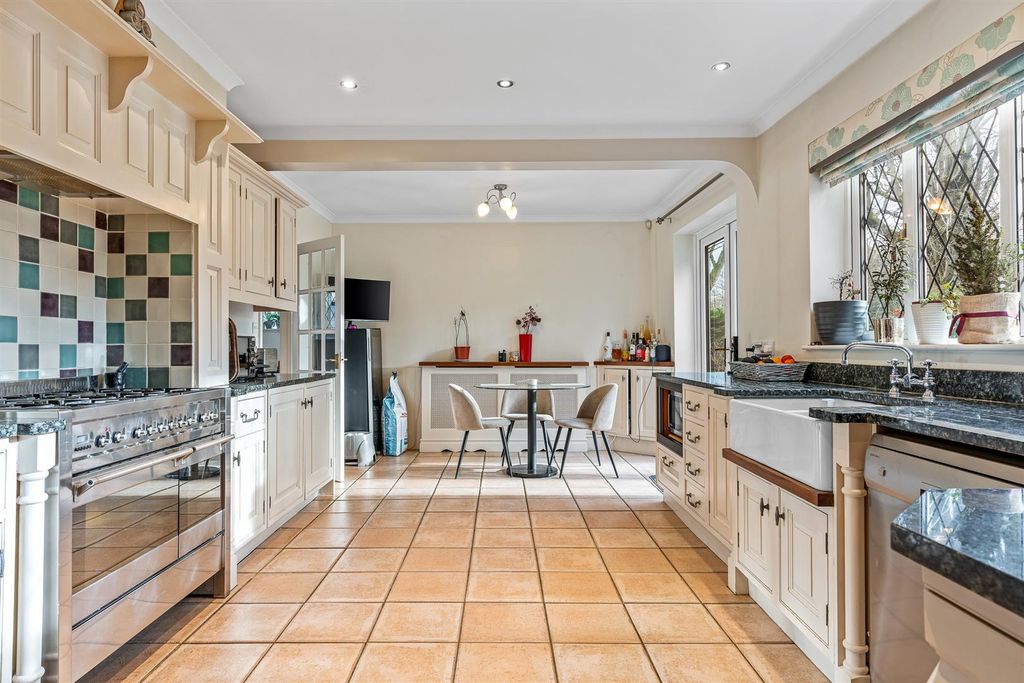 Bishops Road, Tewin AL6, 5 bed detached house for sale, £1,349,000 ...