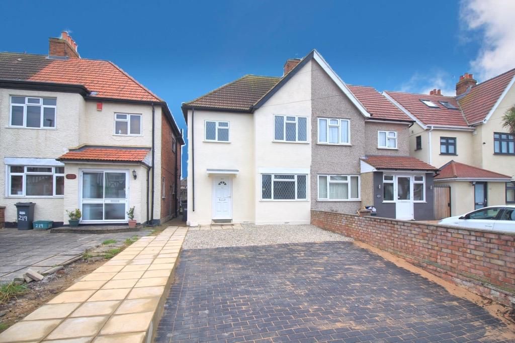 3 Bed Semi Detached House For Sale In Vicarage Farm Road Heston Tw5