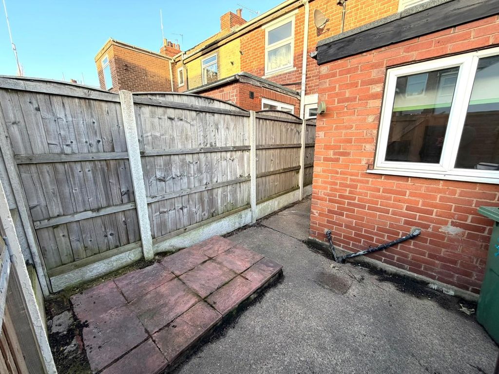 Carleton View, Pontefract WF8, 2 bed terraced house to rent, £795 pcm ...