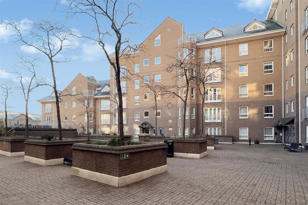Hera Court, Homer Drive, London E14, 1 bed flat to rent, £1,950 pcm ...