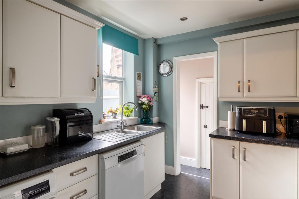 St. Johns Road, Redhill RH1, 4 bed semi-detached house for sale, £ ...