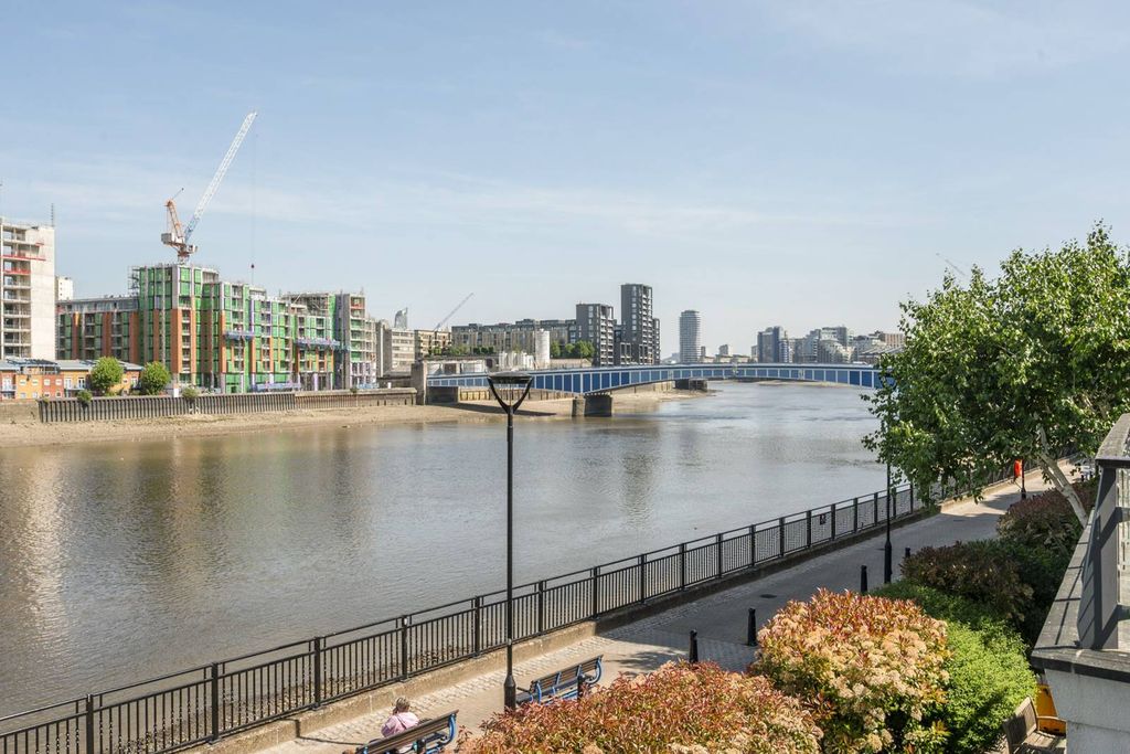 Smugglers Way, Wandsworth, London SW18, 2 bed flat for sale, £500,000 ...
