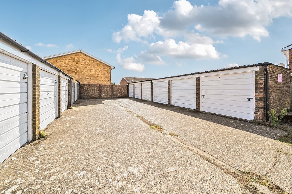Furrow Way, Maidenhead SL6, 2 bed flat for sale, £265,000 | PrimeLocation