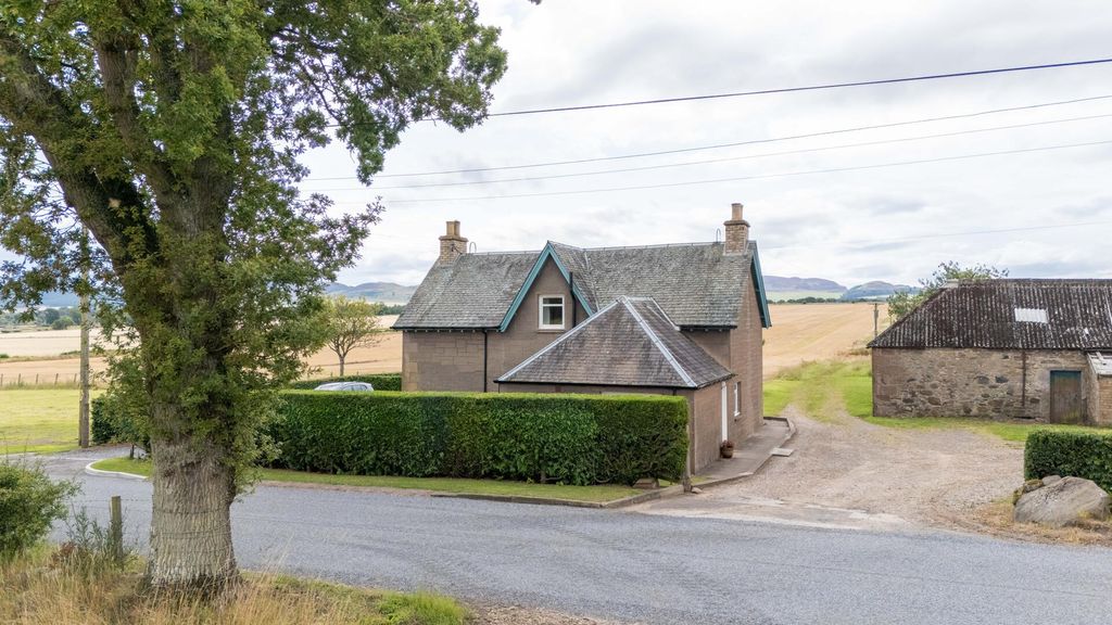 Burrelton, Blairgowrie PH13, 3 bed farmhouse for sale, £349,950 ...