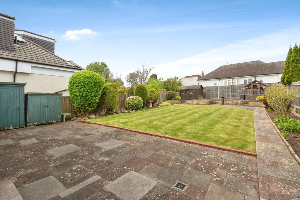 The Warren, Worcester Park, Surrey KT4, 2 bed bungalow for sale, £650,000 | PrimeLocation