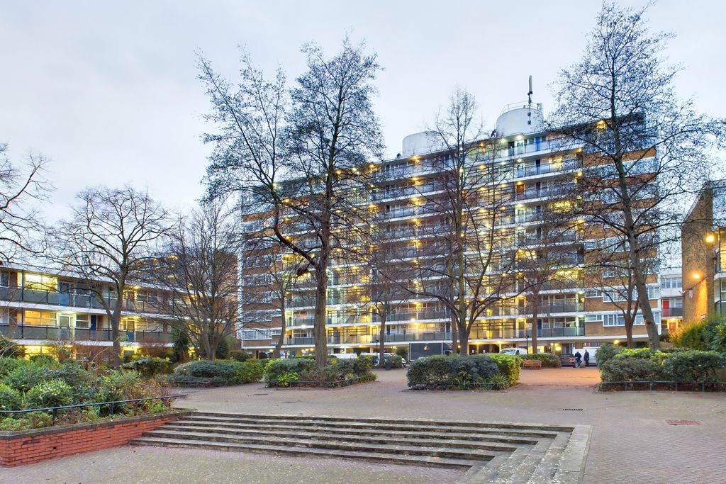 Blackstone House, Churchill Gardens, London SW1V, 2 bed flat for sale ...